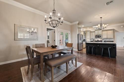 Gameday Getaway - Pool - King Bed - Sports Complex - Splash Pad, Broussard