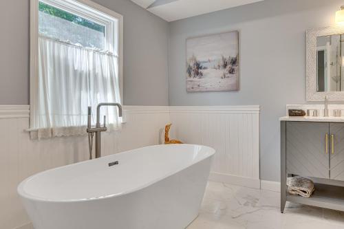 1/2 Mi To Ogunquit Beach: Maine Home W/ Deck! - Ogunquit, ME