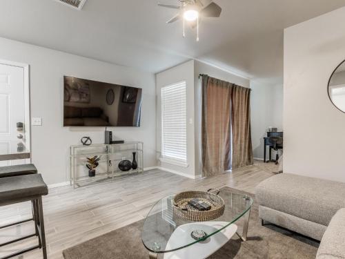 Quiet Modern Heavenly Paradise Love And Balcony Near Lake, Mall, Food, Entertainment! - オクラホマ州