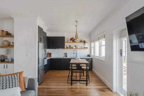 Burnie Retreat - Coastal Comfort Awaits - 버니