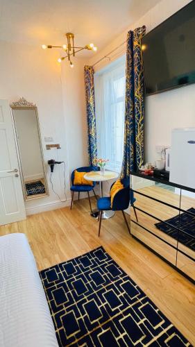 Double Room With Private Bathroom Partial Tower View 16 Havelock Street - 5 - Blackpool