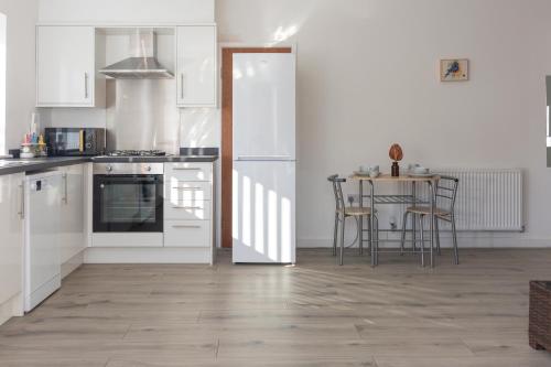 2 Minutes Walk To Jr & Manor Hospitals , Close To Oxford Brookes University Bluebird Apartment - Oxford