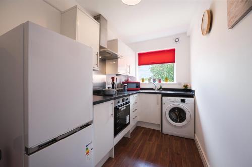 Spacious And Bright 2 Bedroom Apartment, Sleeps 6, 1st Floor With Free Parking, Business And Leisure - Hinckley