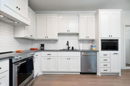 Newly Built Modern Getaway On Private Acreage! - Tulsa, OK