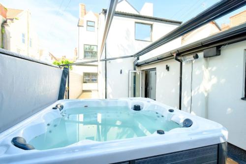 Curzon Family Home - Pet Friendly - Hot Tub - Under New Management - Llandudno