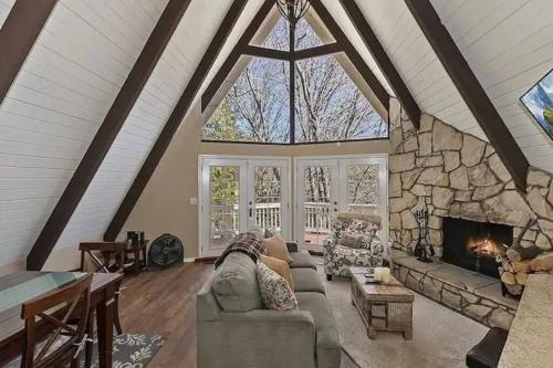 Whispering Pines A-frame, Pool Table, 2 Patios! - San Bernardino, CA