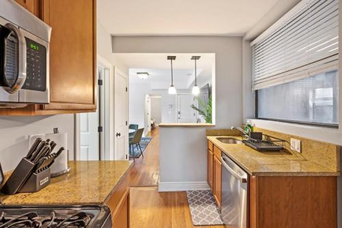 Designer Apartment 10 Min Walk To Wrigley - Chicago, IL