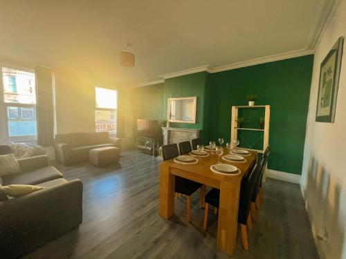 Spacious 4-bedroom Apartment - Free Public Parking - Liverpool, UK