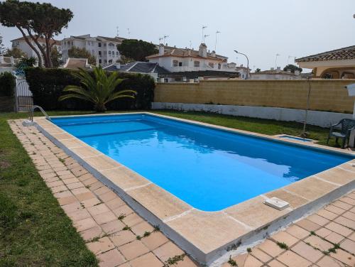 Chalet Adosado En Matalascanas Con Piscina Y Chimenea, Cerca De La Playa - Matalascañas