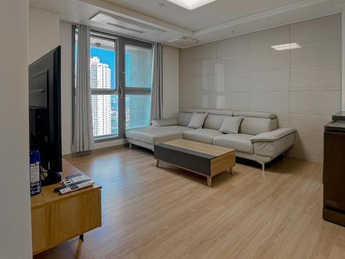 E 2br 60m2 Newly Built High Floor Apt 2min To Hyundai Outlet Triple St 2free Parking - Incheon