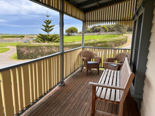 Sails - Elegant, Spacious Beach Villa - Port Fairy