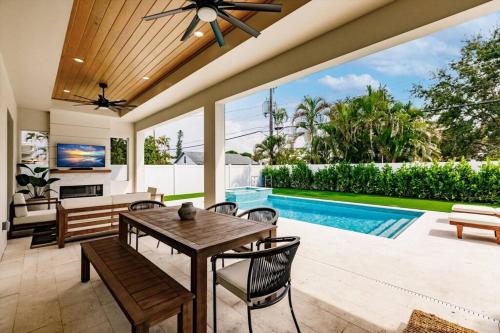 Naples Paradise Cove Luxury Beach Home - Naples, FL