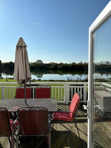 Dog-friendly Lakefront Escape W Brand New Decking - South Cerney