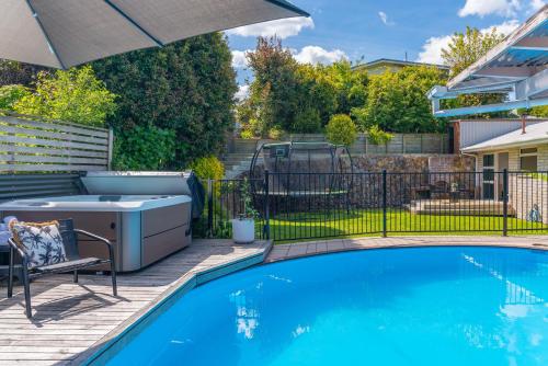 Tuis And Pools - Lake Taupo Holiday Home - 陶波湖