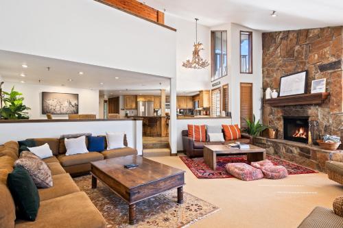 Luxury Retreat 3 Min To Deer Valley, Ski Nearby! Gourmet Kitchen, Cozy Fireplace, Sleeps 10 - Park City, UT