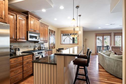 Spacious Retreat, Sleeps 7, Minutes To Skiing, Private Hot Tub, Scenic Views, Ultimate Relaxation! - Snowbird, UT