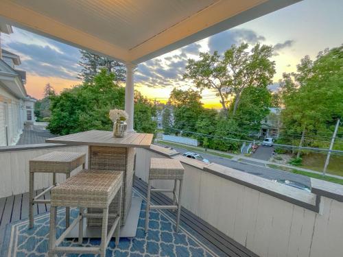 The Allen House - 3 Bedroom - 2 Full Bath - Private Gorgeous Apartment - Sleeps 8 - Albany, NY