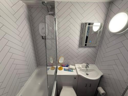 1st Floor Studio Flat In Crawley! Close To Gatwick - Crawley