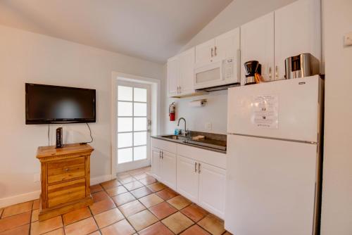 Pelican Suite | Cozy Cottage, Hot Tubs, Close To D - Key West, FL