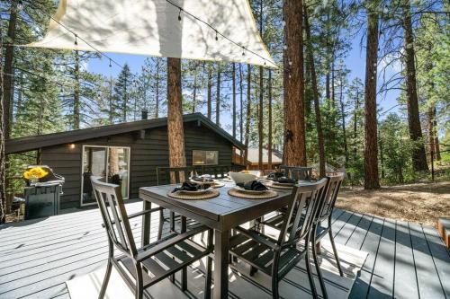 Antler Inn Offers Fenced Yard, Walk To Bear Mtn & Zoo, Shuffleboard - Big Bear Lake, CA