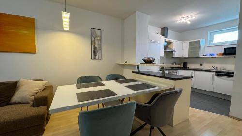 City Apartment Linz 3 Zimmer - Klimaanlage, Großes Sofa, Cafe & Wlan, Selfcheckin, Parkplatz, Fur 5 - Linz
