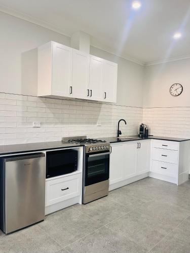 Cooper's Cottages - Lightning Ridge, Australia - Updated 2026: Prices ...