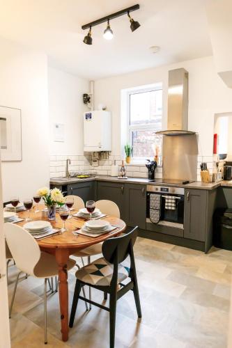 Bright And Well-kept 3-bed Property! Free Parking - Auckland Castle