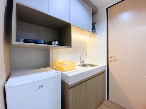 Comfort And Cozy Stay 1br At The Alton By Travelio - Semarang