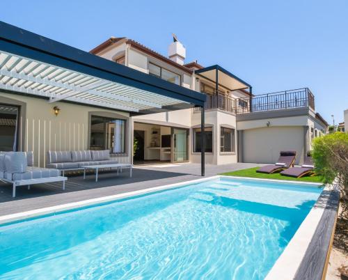 Luxury 5 Bedroom Villa With Heated Pool And Inverter In Blouberg - Kaapstad