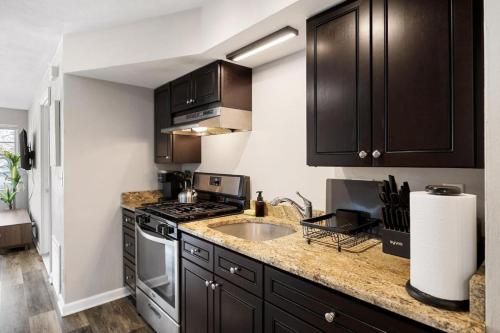 A Trendy Escape Close To Downtown Peoria - Peoria, IL