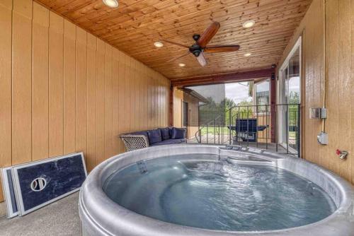Bo360 Valley Farmhouse With Hot Tub - Puyallup, WA
