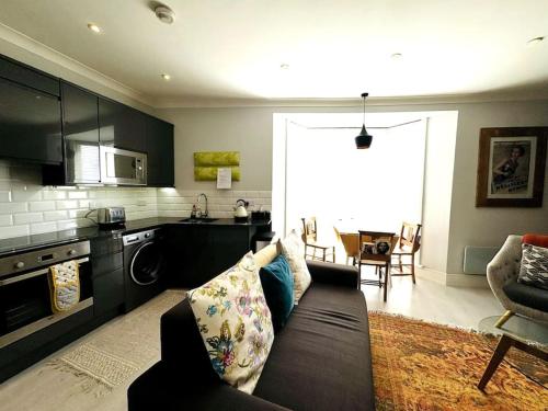 Waves, Central Beach Town Apartment - Hastings, UK