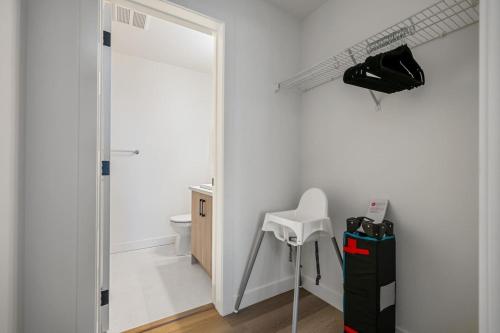 New Luxury Home, Free Banff Pass, Netflix, Sleep 6 - Calgary