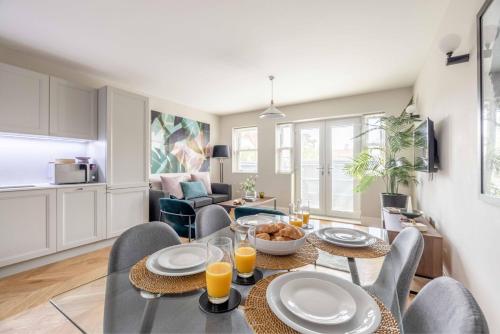 Modern 2 Bed Oasis - Private Parking & Garden - By Tempstay - Slough