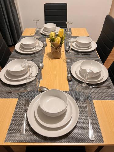 Visit Luton With This 2 Br Rental - Sleeps 6 - Luton
