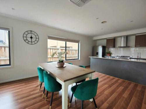 Beautiful 4 Bedrooms Houses - Point Cook