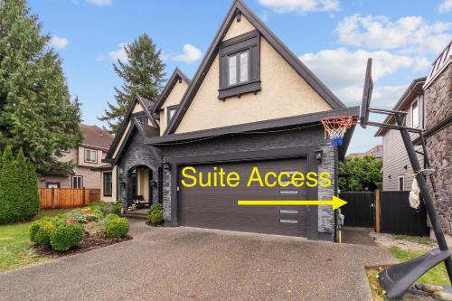 Tranquil 2 Bedroom Retreat With Transit, Trails & Easy Highway Access - Surrey