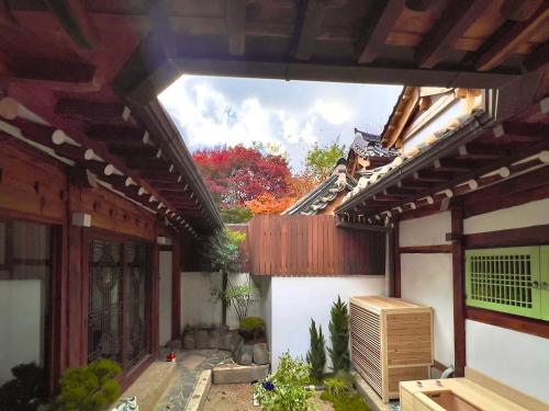 A Traditional Korean House With A Yard - Seoul