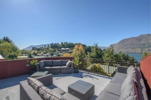 Mountain, Lake, Sun And This Beautiful Home - Queenstown, New Zealand