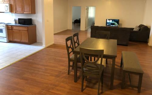Large Apartment, Sleeps Up To 10 People Comfortably, Direct Nyc Manhattan Train Only 5 Minute Walk A - Elizabeth, NJ
