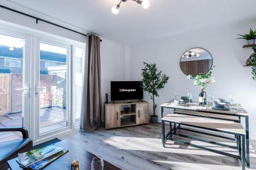 Lovely 2 Bed House In Chester By 53 Degrees Property, Ideal For Business, Free Parking! - Chester