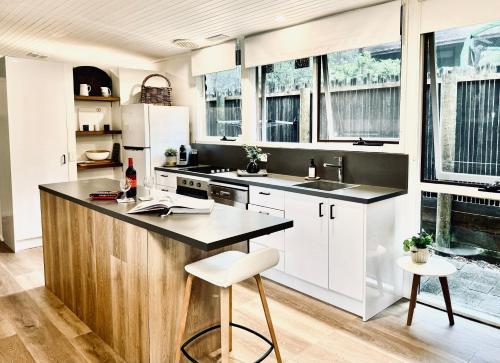 Lorne Groovy Log House, Pet Friendly, Coastal Retreat, Free Wifi Wine & Chocolates Kangaroos In The - Lorne