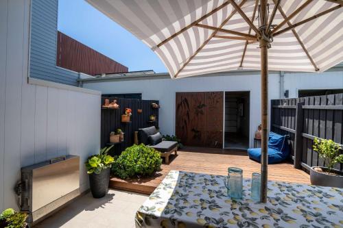 Breezy Coastal Townhouse Near Park & Shops - Geelong
