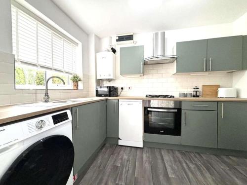 Cresswell Crescent Urban Residence - Captivating & Spacious 3br Home With Driveway Parking By Parydi - Shrewsbury