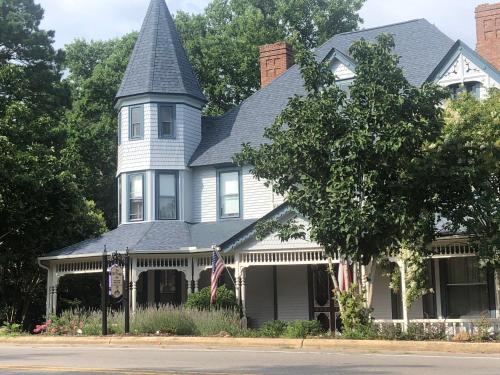 The Old Buggy Inn - Whispering Pines, NC