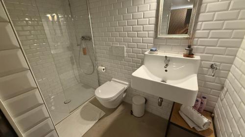 Martine's Cosy Guestroom With Private Bath Near Montreux - Montreux