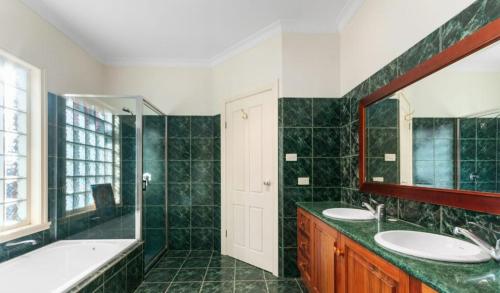 Federation Style 4 Bedroom House With Ocean View - Lakes Entrance