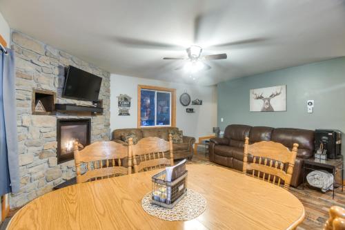 Family Cabin W/ Fire Pit - 25 Miles To Yellowstone - アイランド・パーク, ID
