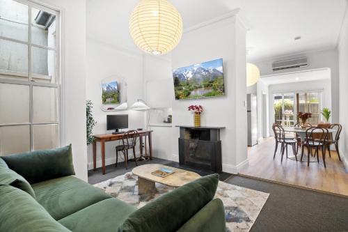 Charming 2-bed Home With Outdoor Space In Cremorne - Bayside City