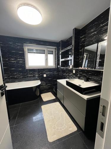 Monteurwohnung & Business Apartment Mit Balkon,parkplatz Und Klimaanlage In Reutlingen Og - Reutlingen